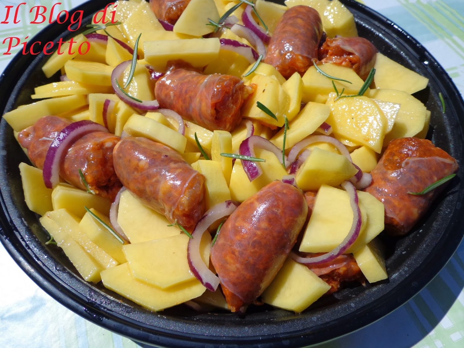 Patate e salsiccia arrosto al microonde o al forno