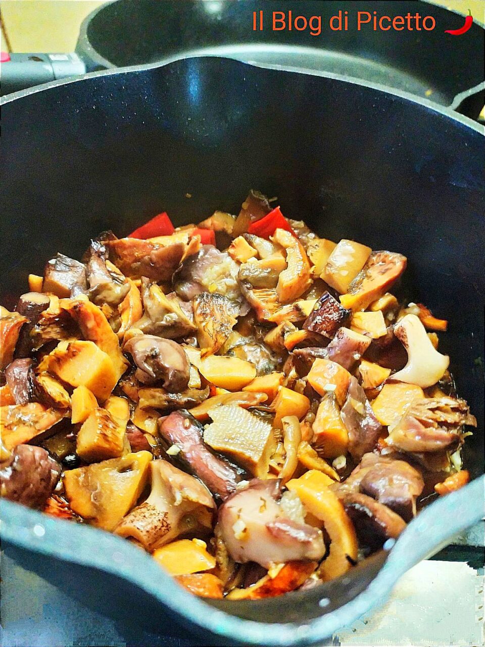 Patate 'mpacchiuse con funghi rositi e vavusi - Il Blog di Picetto