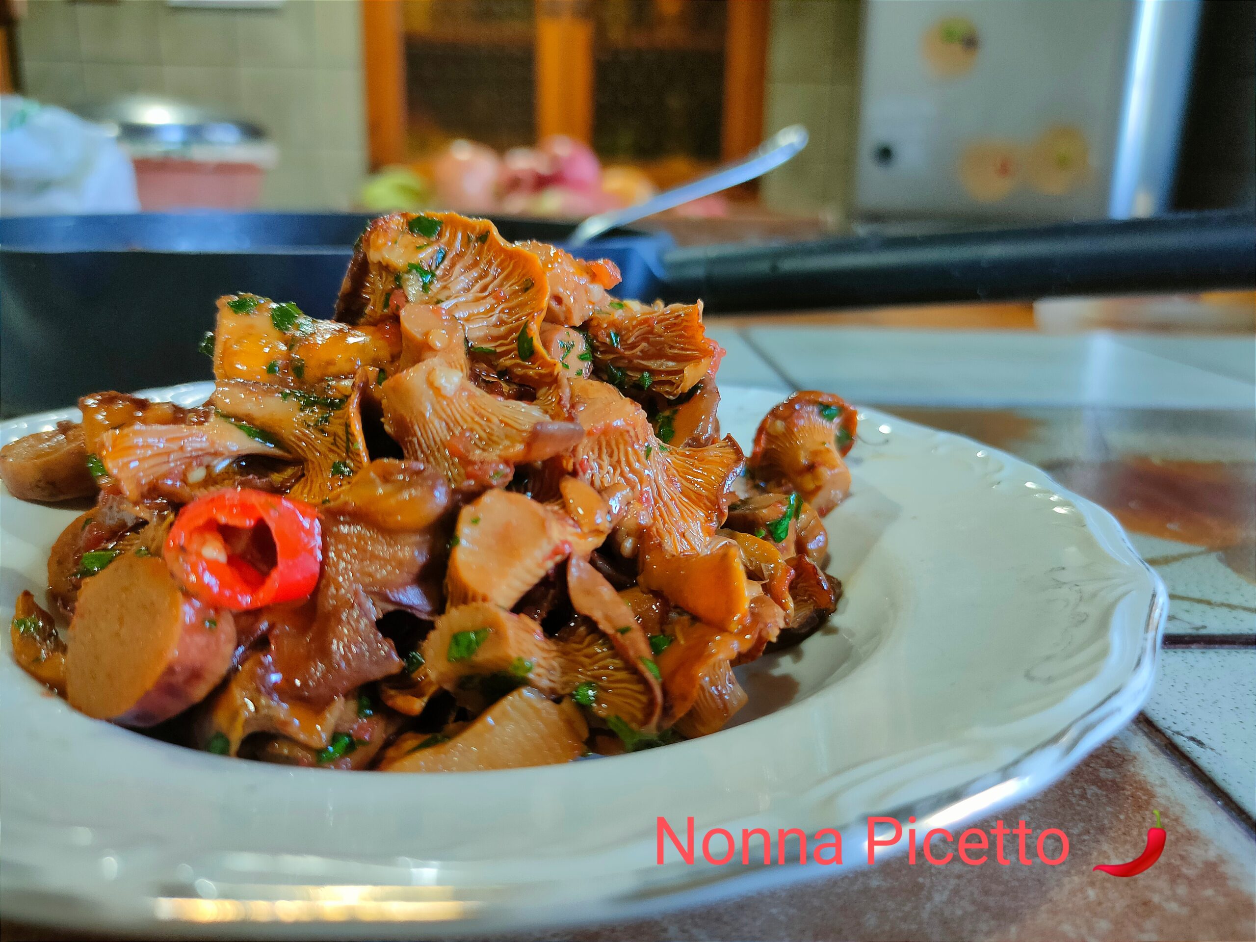 Funghi galletti detti anche finferli o gallinacci trifolati in padella